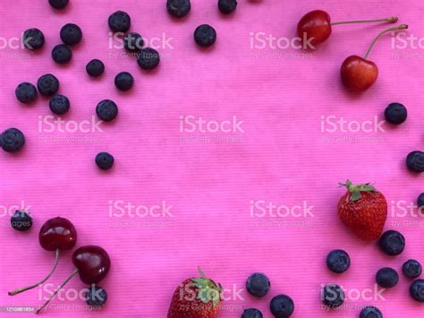 체리 블루 베리와 딸기 딸기와 핑크 배경 텍스트에 배치합니다 공간을 복사합니다 마케팅 개념입니다 맨 위 보기 0명에 대한 스톡