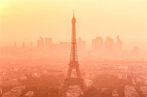 일몰 에펠 탑과 라 디펜스의 주요 비즈니스 지구가 일몰에 배경파리의 항공 보기 도시에 대한 스톡 사진 및 기타 이미지 도시