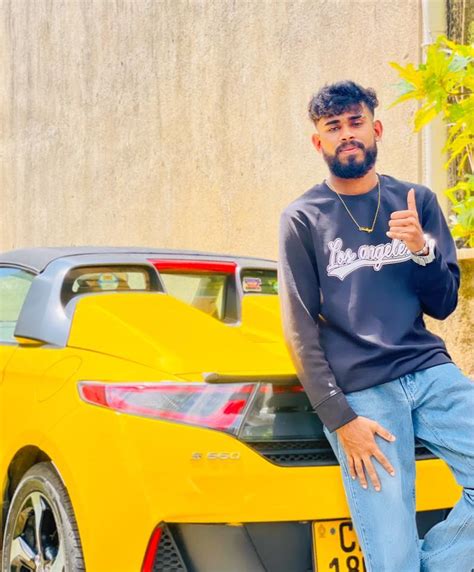 සමාජෙට සමාජෙට බම්බු ගහගන්න කියලා ජීවිතේ විඳින මිනිස්සු