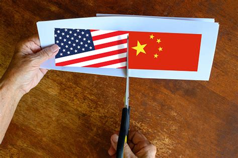 가위와 함께 미국과 중국의 국기를 잘라 손 무역 전쟁과 세금 위기 개념 가위에 대한 스톡 사진 및 기타 이미지 가위 개념 경제 Istock