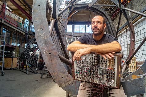 Dutch Modular Fest Zet Modulaire Synthesizer Op Een Voetstuk Fotos Dutch Modular Fest Zet Modulaire Synthesizer Op Een Voetstuk Fotos