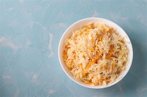 밝은 파란색 배경에 그릇에 당근을 곁들인 수제 소금에 절인 양배추 발효 식품 탑 뷰 건강한 식생활에 대한 스톡 사진 및 기타 이미지 건강한 식생활 고추류 그릇