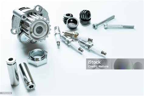 예비 부품 흰색 배경에 자동차 정비사 예비 또는 자동차 조각 새로운 금속 자동차 부품세트 자동차 엔진 서비스 0명에 대한 스톡 사진 및 기타 이미지 Istock