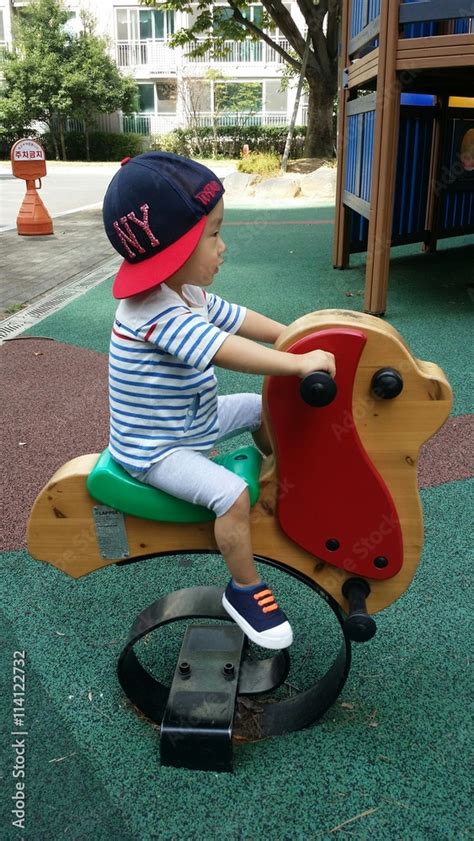 Stockfoto 놀이터 목마타는 남자아이 Adobe Stock