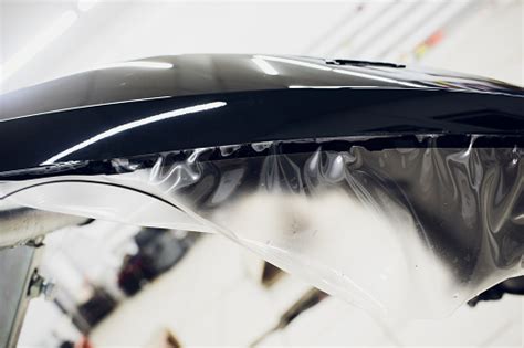 자동차 페인트 보호 필름 랩 범퍼를 설치 하는 작업자 손 긁힌에 대한 스톡 사진 및 기타 이미지 긁힌 기계공 러시아 Istock