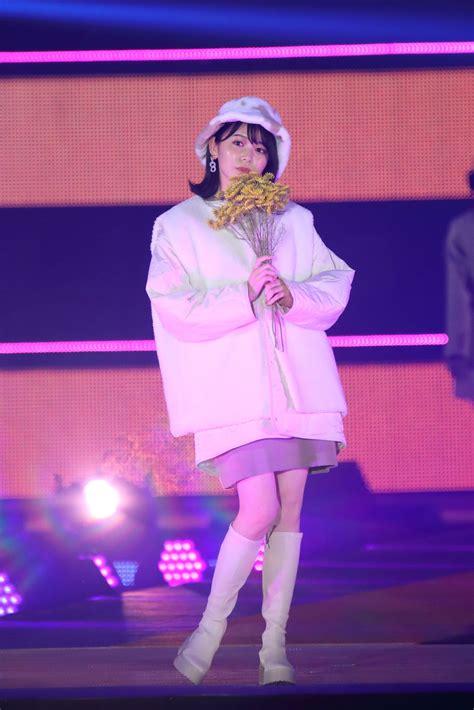 久間田琳加がガルアワでスラリと伸びた美脚を披露Rakuten GirlsAward 2022 A W Model Style