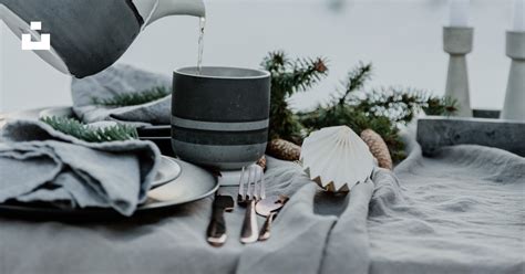 테이블 위에 있는 컵에 차를 따르는 여자 사진 Unsplash의 무료 바깥 이미지