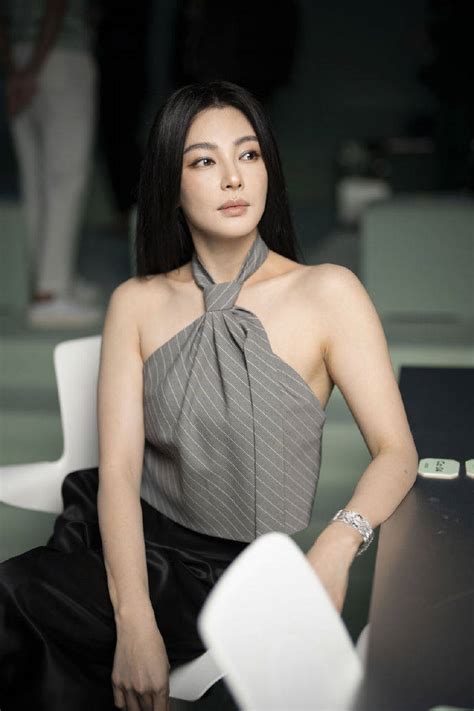 张雨绮黑直长发造型酷飒 大秀美背释放成熟韵味 搜狐大视野 搜狐新闻