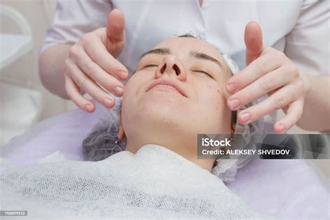 의사 미용전문의는 미용실에서 아름다운 젊은 여성의 얼굴 피부를 초음파 로 청소하는 절차를 만듭니다 화장품 및 전문 스킨 케어 각질제거에 대한 스톡 사진 및 기타 이미지