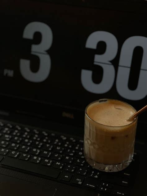 갈색 음료 기술 노트북 디지털 시계 따뜻한 음료 라떼 레저 사무실 생산성 술을 마시다 스크린 시간 아이스 커피 아침 루틴 업무 공간 업무 환경