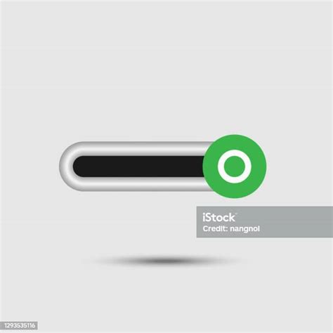 실버 버튼 라운드 배경이 있는 끄기 슬라이더 스타일의 전원 버튼에서 On 버튼은 녹색과 흰색 원으로 동봉되어 흰색 배경에