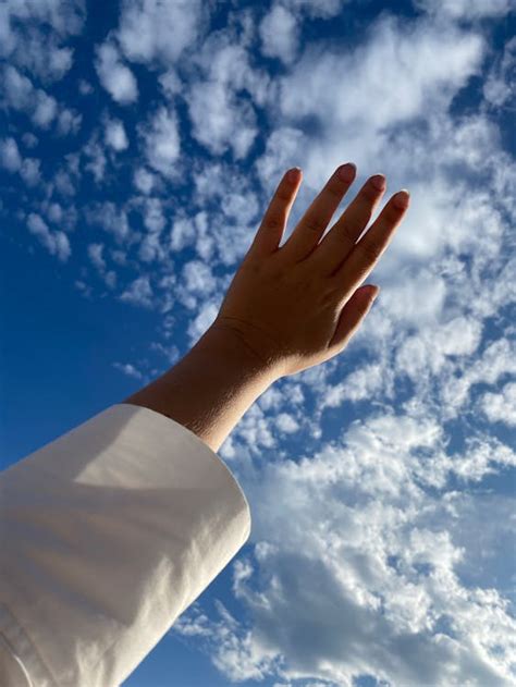 가벼운 경계 고요함 골 구름 긍정적인 긴 소매 셔츠 꿈 날씨 동기 부여 들어 올리기 로우앵글 샷 무한의 물리적 인 미니멀리즘 미래 블루 뻗는