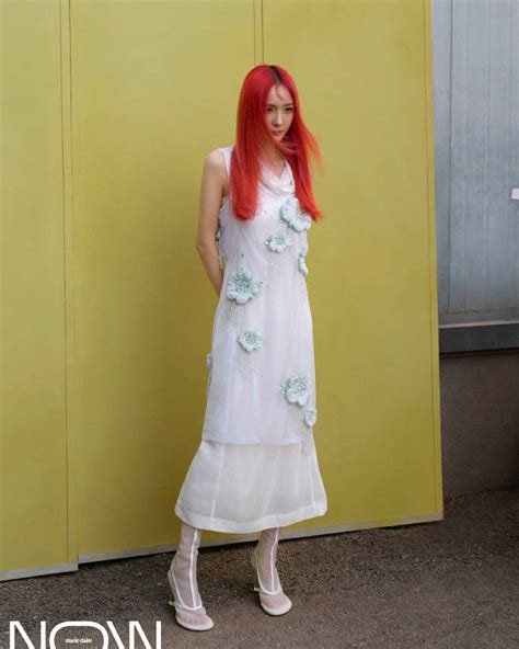 杨幂红发造型首曝光美艳绝伦 姿态撩人化身美神