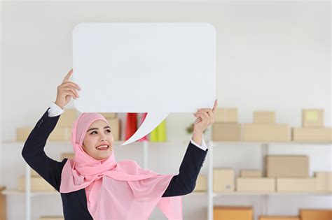 무슬림 파란색 정장을 입은 활동적인 아시아 여성이 온라인 패키지 상자 배달 배경으로 하얀 말풍선을 들고 있다 스타트업 중소기업 프리랜서 소녀는 행복한 얼굴로 집에서 일한다