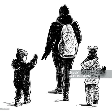 야외에서 걸어 다니는 두 명의 어린 아이와 함께 캐주얼 한 도시 여성의 손 그림 3 명에 대한 스톡 벡터 아트 및 기타 이미지