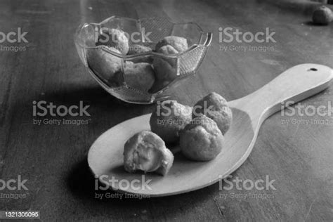 전통적인 테마가있는 나무 테이블에 페이스트리의 사진 가루로 빻은에 대한 스톡 사진 및 기타 이미지 가루로 빻은 갈색 건강한 생활방식 Istock