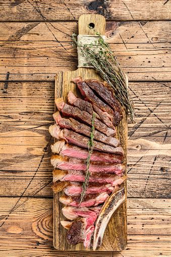 허브와 향신료를 곁들인 구운 카우보이 또는 리비아이 소고기 스테이크 나무 배경 위쪽 보기 갈비 스테이크에 대한 스톡 사진 및 기타 이미지 Istock