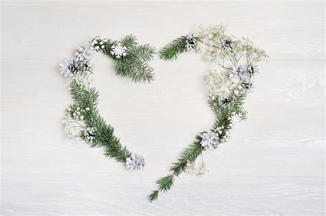 Mockup Karangan Bunga Hati Natal Dengan Pohon Cemara Hipofil Kerucut