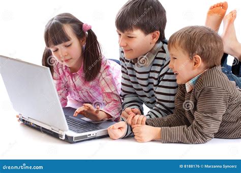 Niños Con La Computadora Portátil Imagen De Archivo Libre De Regalías