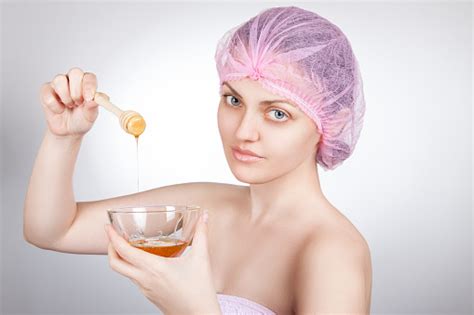 스파여자입니다 피부 관리 아름 다운 성인 여자는 여자 여 보를 보이고 있다 가꿔주기에 대한 스톡 사진 및 기타 이미지 가꿔주기 개념 건강한 생활방식 Istock