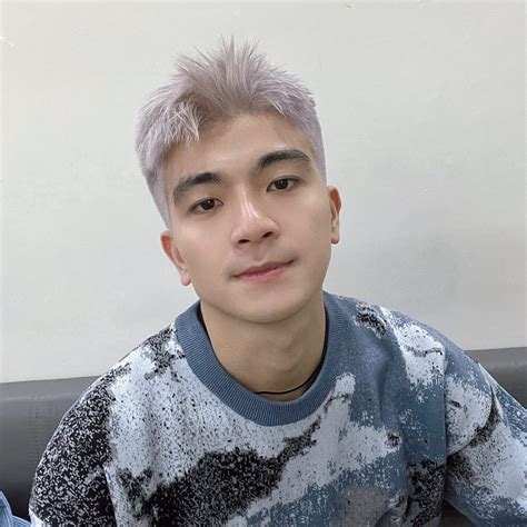 齊聚髮廊ᴋʏᴏ ∎男生微整燙∎毛流矯正∎男生髮型∎壓貼燙∎台北剪髮∎男生剪髮∎特殊色染髮 🔹 男生染髮 ∥∥ 奶灰色 年前來一個帥炸の髮色 🔥 灰灰 X 霧霧 X 粉粉 X 奶奶