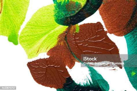 녹색 노란색과 갈색 추상 아크릴 페인팅 색상 질감 흰색 종이 배경에 로르샤흐 잉크 블롯 방법을 사용하여 0명에 대한 스톡 사진 및 기타 이미지 Istock