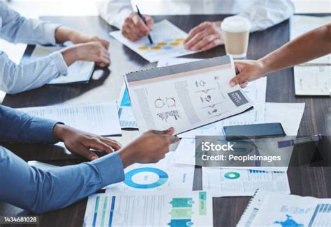 팀워크 손 서류 작업 및 연례 보고서 데이터 연구 및 비즈니스 예산 계획 전략 회의에서 문서를 제공하는 회사 사람들 그래프 분석 및 재무 통계 진행 상황 주기에 대한 스톡