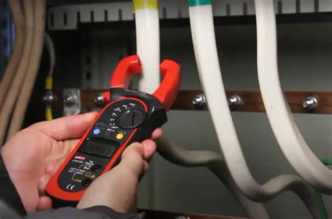How To Measure Amps With A Clamp Meter ElectronicsHacks