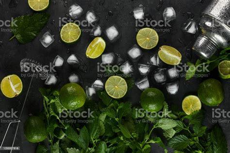 여름 상쾌한 클래식 모히토 칵테일 재료 라임 민트 지팡이 설탕 얼음 셰이커 여과기 쿠바 국가 음료 과일에 대한 스톡 사진 및