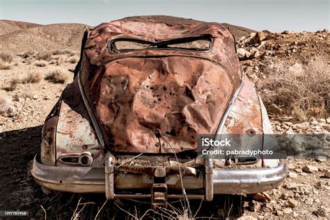사막에서 오래된 버려진 자동차 고물 집적소에 대한 스톡 사진 및 기타 이미지 고물 집적소 금속 움푹 둘어간 자국 Istock