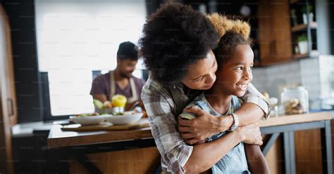 부엌에서 함께 건강 한 음식을 준비 하는 행복 한 아프리카 계 미국인 가족 사진 Unsplash의 아프리카계 미국인 여성 이미지