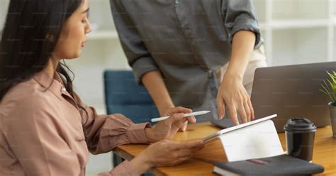 두 명의 사무원이 디지털 태블릿을 사용하고 회의실에서 프로젝트를 브레인스토밍하는 장면 사진 Unsplash의 태국 이미지