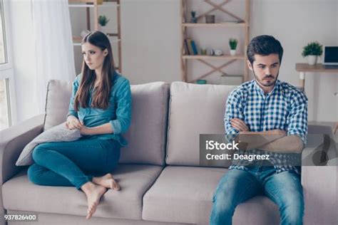 난 당신에 게 말하는 게 아니에요 불신 하 고 속이 문제 화가 부부 집 실내에서 슬픈 얼굴로 소파에 앉아 서로 무시 하 결혼식에 대한 스톡 사진 및 기타 이미지 Istock