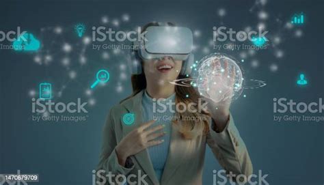 메타버스 기술 Vr 헤드셋을 착용한 사업가는 빅 데이터 온라인 네트워킹을 만지고 제어합니다 비즈니스 및 기술 개념입니다 25 29세에 대한 스톡 사진 및 기타 이미지