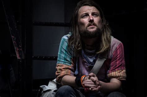 배경 화면 초상화 금발의 거리 음악가 더블린 청중 명음 환대 남자 어린 단계 가로 사진 솔직한 음악회 가수 작곡가 공연 예술 금발 머리의