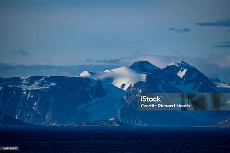 스발바르 군도의 Spitsbergen의 독특한 산 빙하 풍경 노르웨이 하이 북극 여름 2022 0명에 대한 스톡 사진 및 기타 이미지 Istock