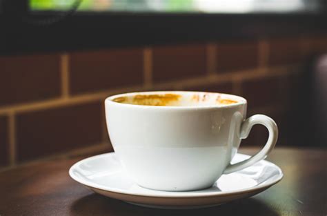 현대 뜨거운 블랙 커피 커피 거품 거품 패턴과 흰색 컵에 질감 나무 배경에 카푸치노를 닫고 커피 숍에서 안경 테이블에 너무 맛있는 느낌 0명에 대한 스톡 사진 및 기타