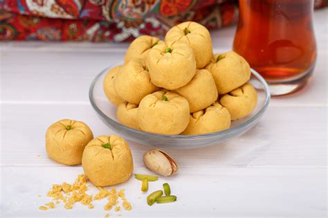 라운드 모양의 Chickpea 쿠키 파이 그램 밀가루와 피스타치오 전통 이란 과자 Nokhodchi 총 및 백그라운드에 홍차 한 잔을 닫습니다 케이크에 대한 스톡 사진 및