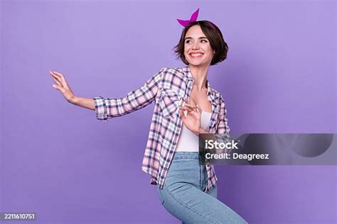 프로필 측면 사진 젊은 쾌활한 예쁜 여자 재미 춤 보다 빈 공간 보라색 배경 위에 고립 된 25 29세에 대한 스톡 사진 및 기타 이미지 Istock