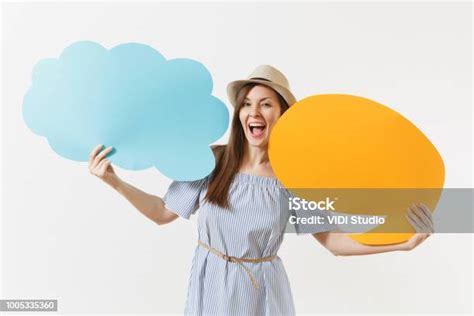 파란 드레스 빈 빈 말 구름 모자에에서 젊은 부드러운 우아한 매력적인 여자 연설 거품에 고립 된 흰색 배경 사람들이 진심으 감정 라이프 스타일 개념 광고 영역입니다 공간