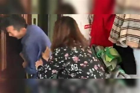 丈夫打工八年亿万富翁，装瘸回家被岳母扔到垃圾堆，妻子做法解气岳母垃圾堆妻子