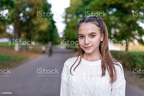 아름다운 여학생 소녀의 초상화 여름 공원 복사 텍스트 캐주얼 옷 흰색 스웨터 긴 머리 긍정적 인 감정 미소와 방과 후 휴식무료 공간 아이에 대한 스톡 사진 및 기타 이미지
