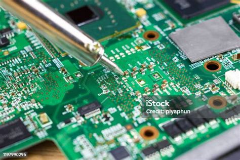 컴퓨터 회로의 컴퓨터 회로 기판 개념 기술의 전자를 수리하기위한 납땜 다리미 수리에 대한 스톡 사진 및 기타 이미지 수리 0명 Cpu Istock