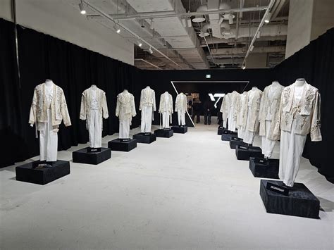 더쿠 까마귀덬들이라면 환장할 어떤 아이돌의 콘서트 오프닝 의상