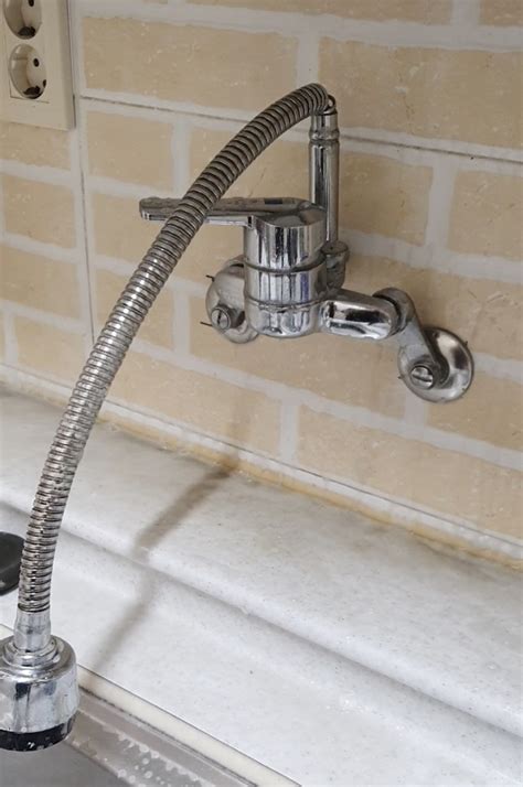 청소 후 녹물과 찌든 때가 시커멓게 흘러내린 상태입니다