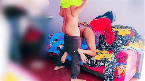 印度阿姨独自在家欺骗她的丈夫并被 Devar 性交 Xhamster 印度阿姨独自在家欺骗她的丈夫并被 Devar 性交 Xhamster