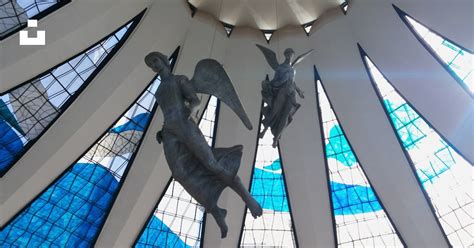 금 둥근 천장 램프 아래 회색 콘크리트 동상 사진 Unsplash의 무료 브라질 이미지