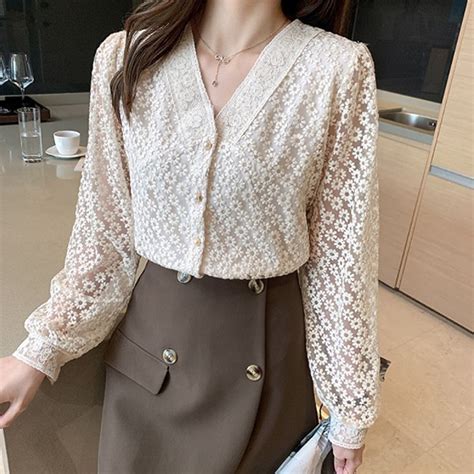 고야스타일 페미닌한 무드의 플라워 블라우스 소개해드려요 브이넥 라인으로 더욱 고급스러운 느낌이