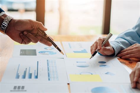 비즈니스 팀 회의 컨퍼런스 재무 데이터 및 마케팅 비즈니스 전략 프로젝트와의 작업 분석 논의 협력 회사의 이익을 창출하기 위한