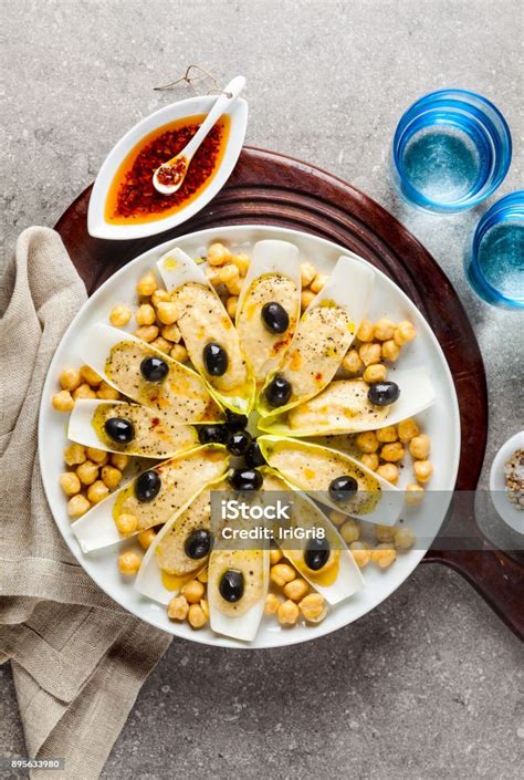 후 머 스 Chickpeas 검은 올리브와 벨기에 꽃 상 추의 잎 와 함께 빨간 Pepperoncino의 강한 올리브 오일 채식주의 미식가 위한 현대 맛 있는 음식 0명에